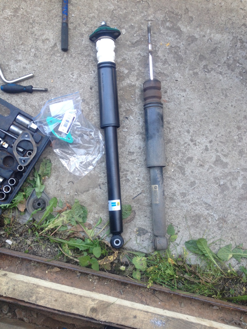 Замена задних Амортизаторов подвески. — BMW 3 series (E46), 2,5 л, 2003 ...
