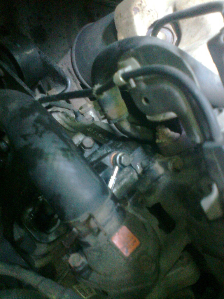 Упала педаль сцепления (замена шланга сцепления) — Samsung SM518 (SQ5), 1,8 л, 2003 года | визит ...