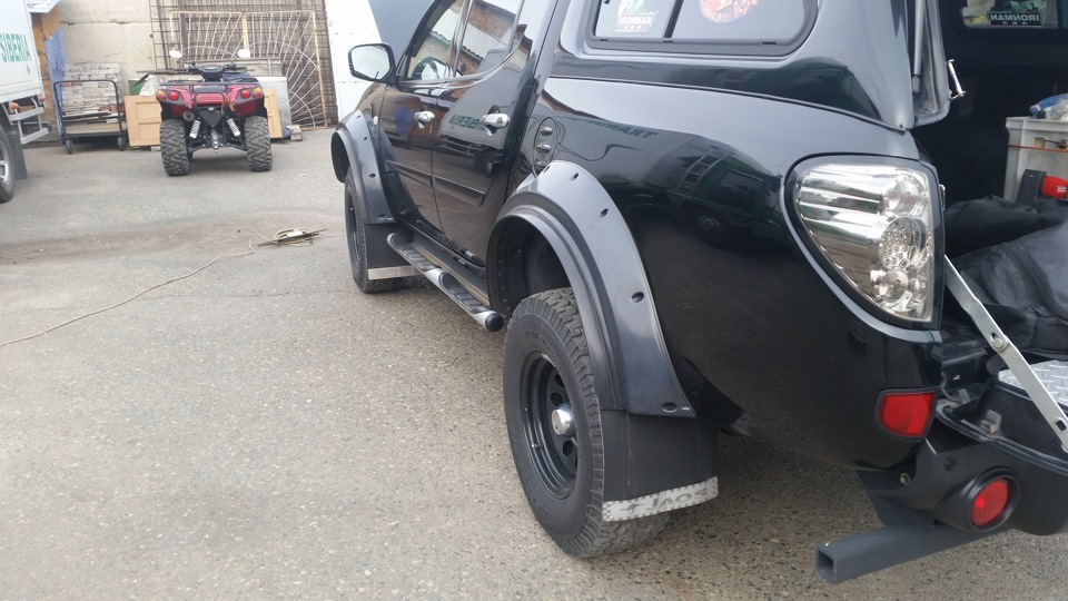 С младшим… — Mitsubishi L200 (4G), 2012 года | тюнинг | DRIVE2