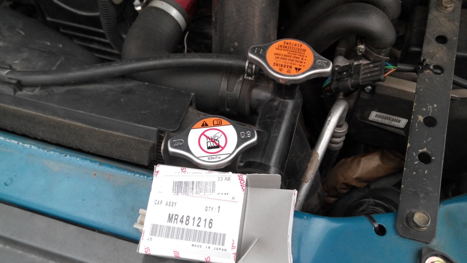 Замена пробки радиатора — Mitsubishi L200 (4G), 2,5 л, 2008 года ...