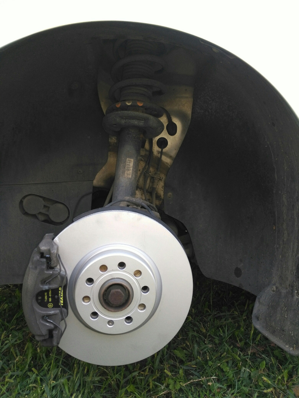 Замена передних колодок и дисков Textar 92120505 диск, 2358701 колодки ...
