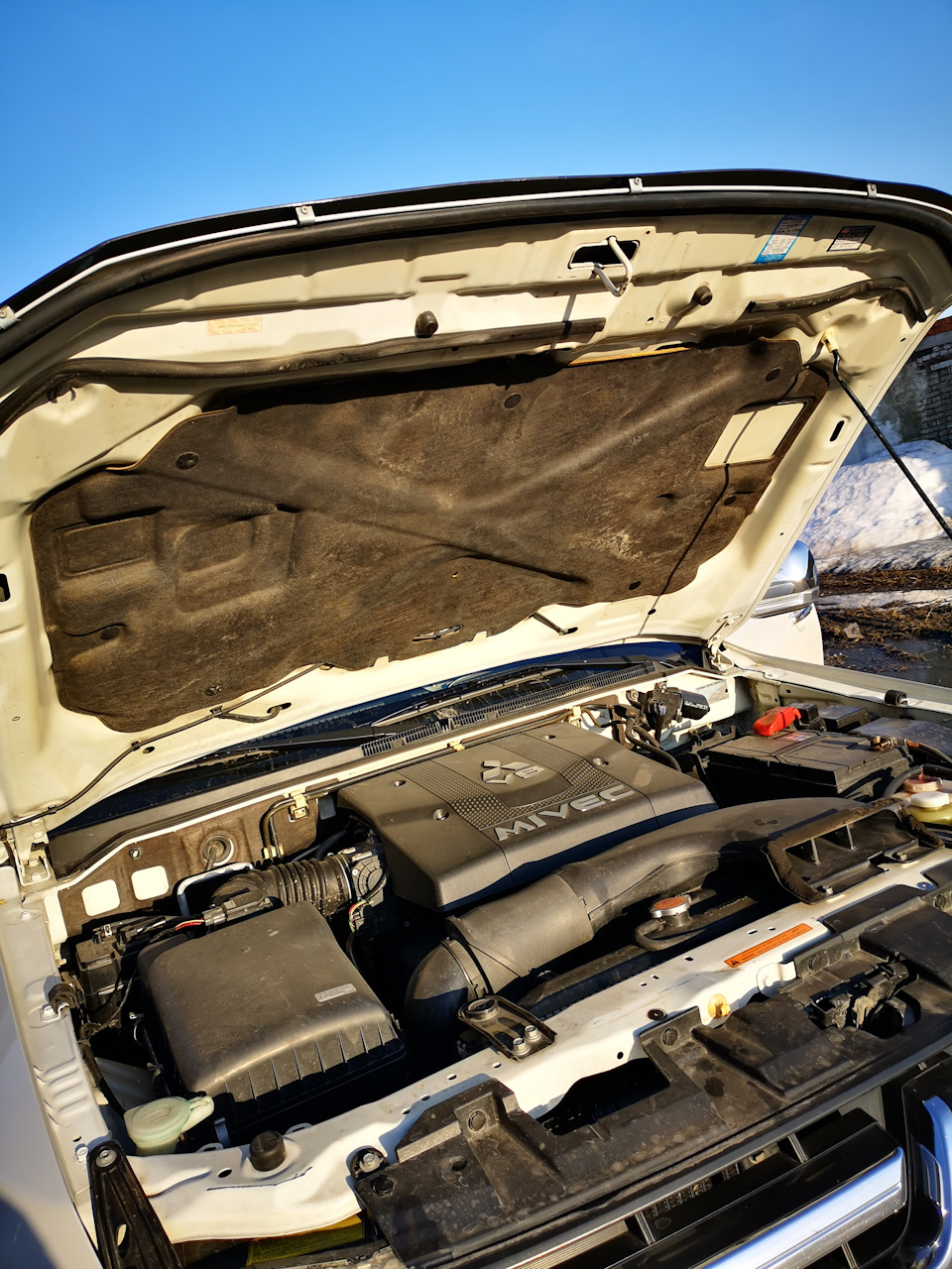 Уплотнитель капота — Mitsubishi Pajero (4G), 3,8 л., 2007 года | другое ...