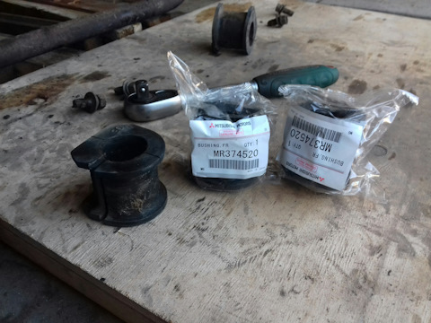 MR374520 Втулка стабилизатора передняя OEM Mitsubishi | Запчасти на DRIVE2