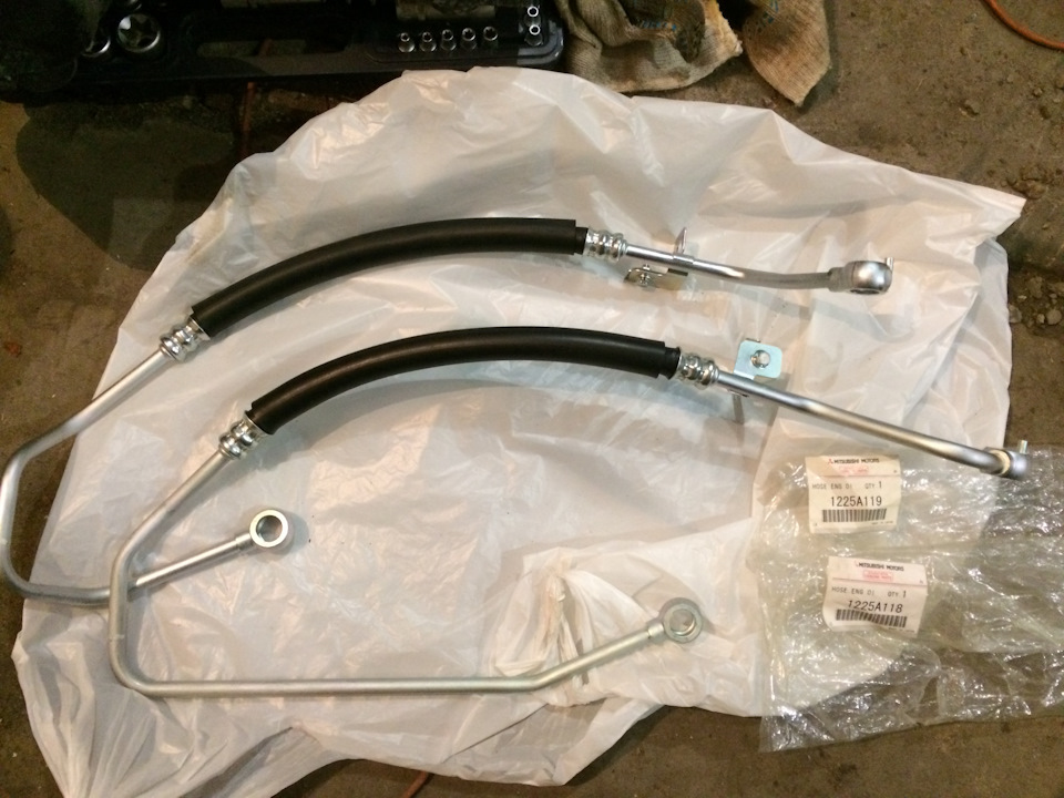 Замена шлангов масляного радиатора — Mitsubishi Pajero (4G), 3 л, 2007 ...