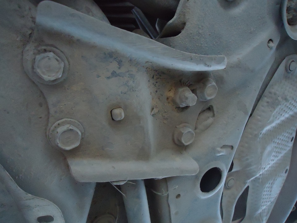 Втулки стабилизаторов заболели — Toyota Corolla Rumion, 1,8 л, 2008 ...