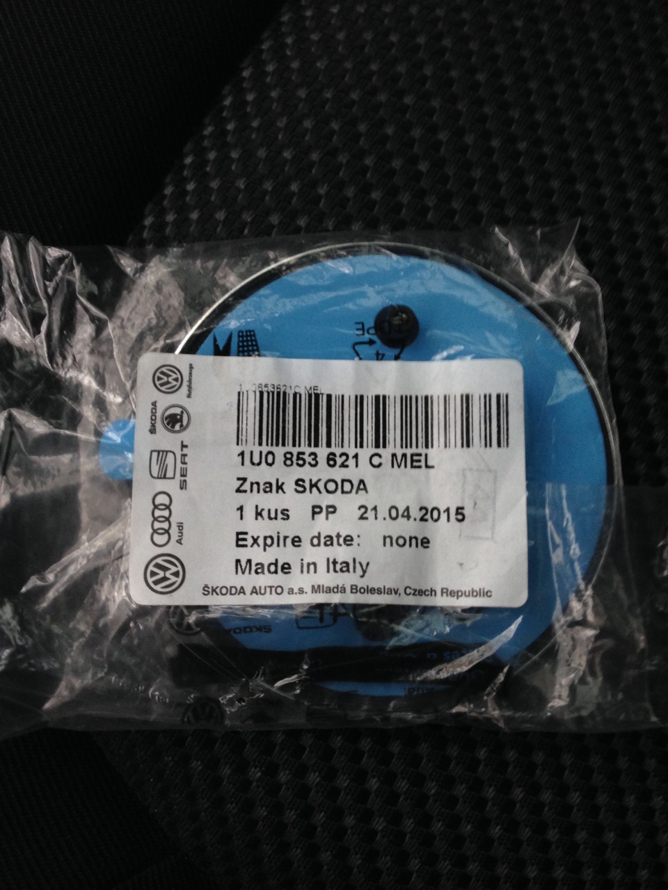 1U0853621CMEL Эмблема решетки радиатора (ЗНАЧОК) Fabia, Octavia, Superb ...