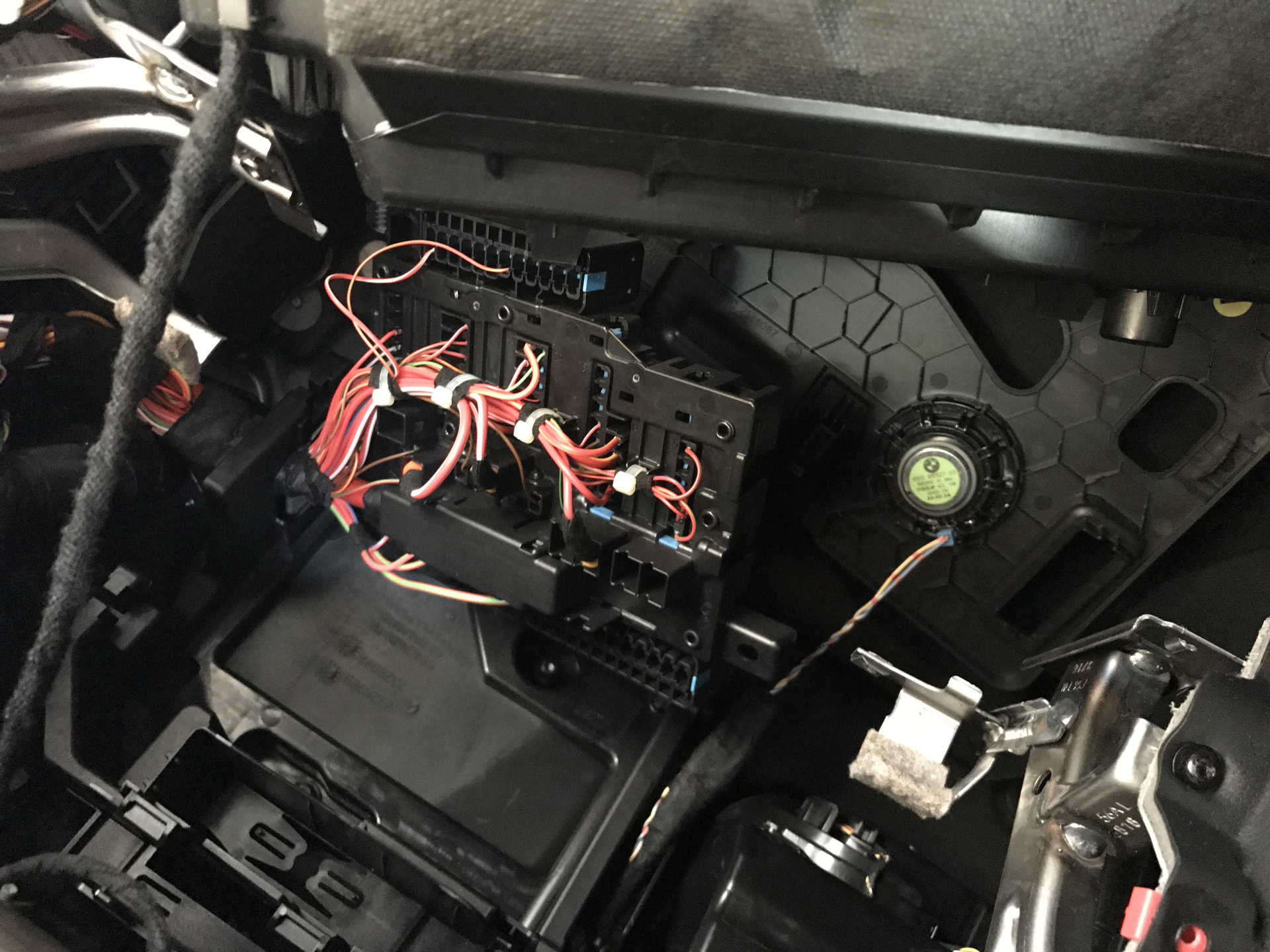 IROAD V9 — BMW X1 (F48), 1,6 л, 2016 года | видео | DRIVE2