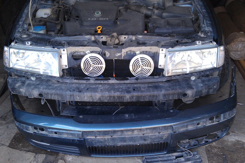 снятие радиатора кондея — Skoda Octavia A4 Mk1 1 6 л 2006 года