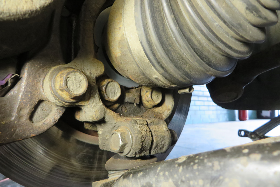 Замена передней ступицы Nissan Versa ( Tiida ) — Nissan Versa, 1,8 л ...