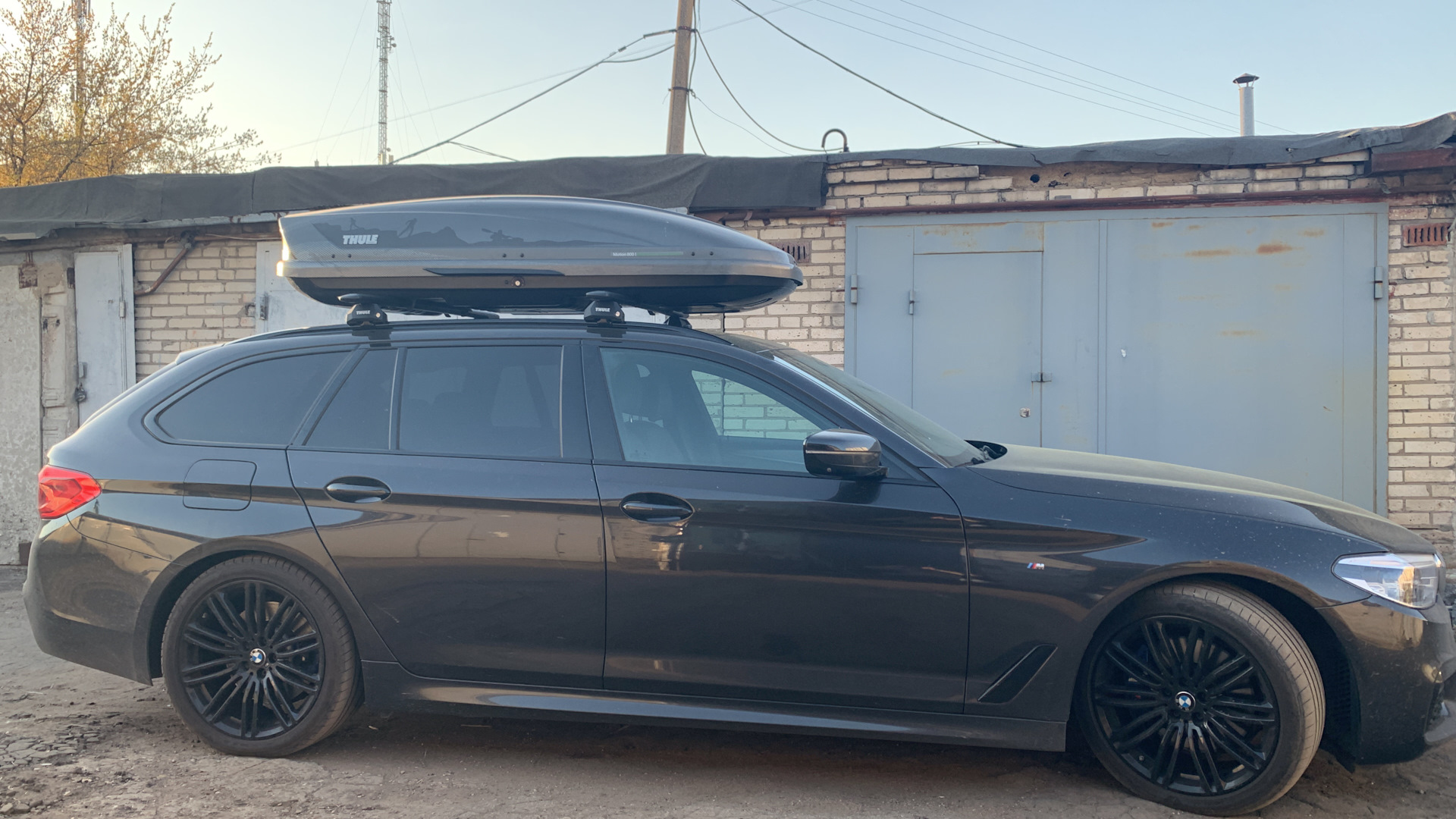 Thule wingbar evo + Thule motion 800 l Adventure — BMW 5 series Touring ...