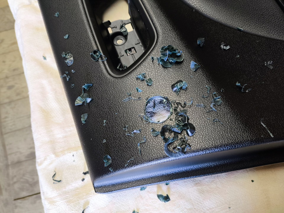 Установка твитеров и кроссоверов в задние двери — Toyota Prius (50), 1 ...
