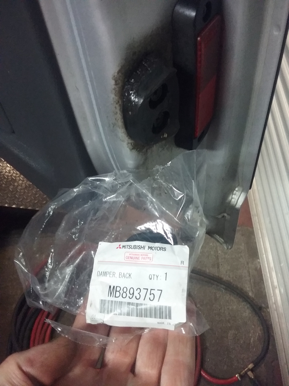 MB893757 Демпфер багажной двери Mitsubishi | Запчасти на DRIVE2