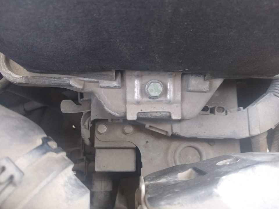 болт аккума на 10 и ключ для него — Skoda Octavia A4 Mk1, 1,4 л, 2006 ...