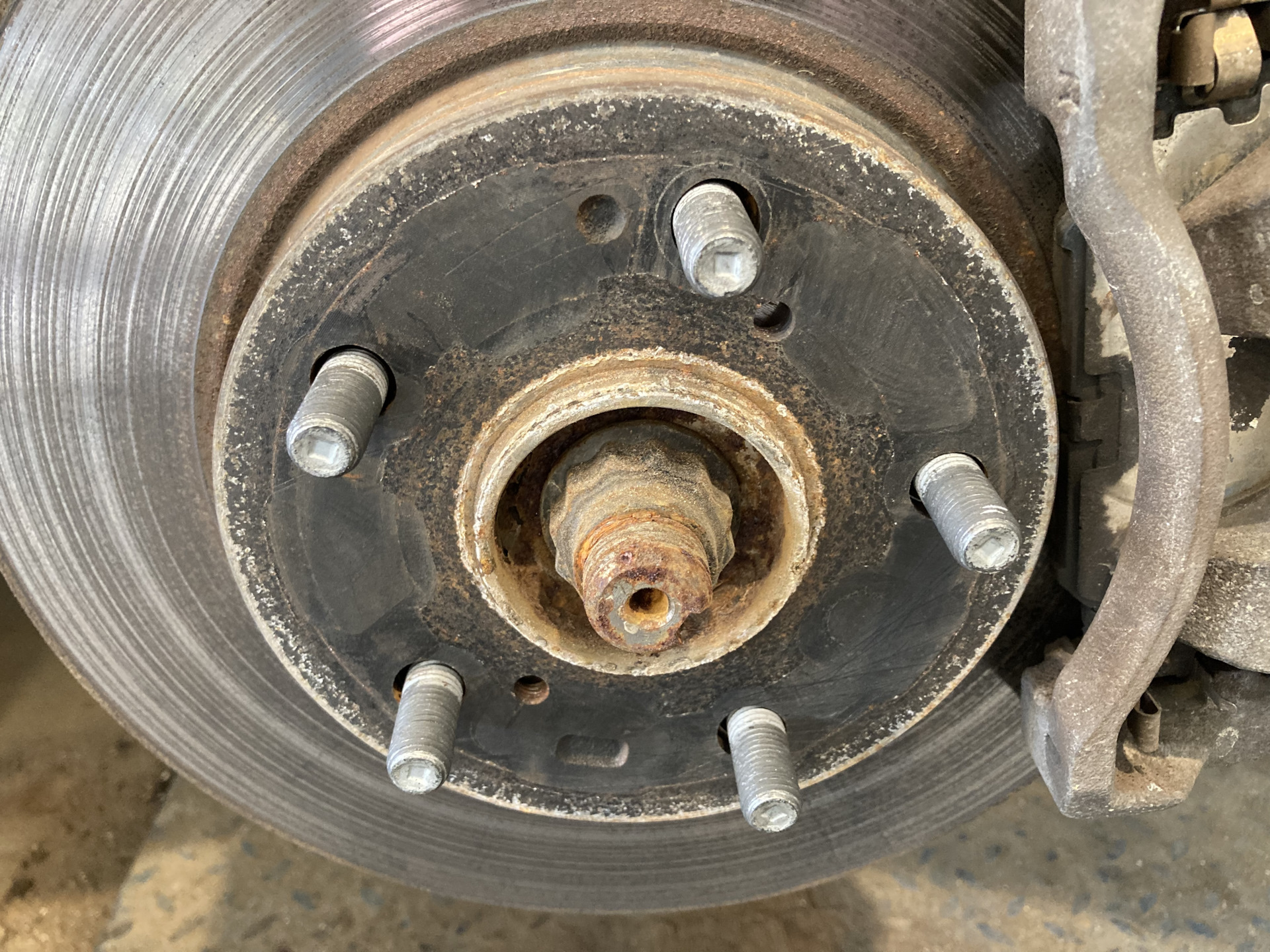 Black Ёzh SPb🎩🖤198 VS плановая зачистка посадочных мест диска. — Toyota Corolla Rumion, 1,5 л ...