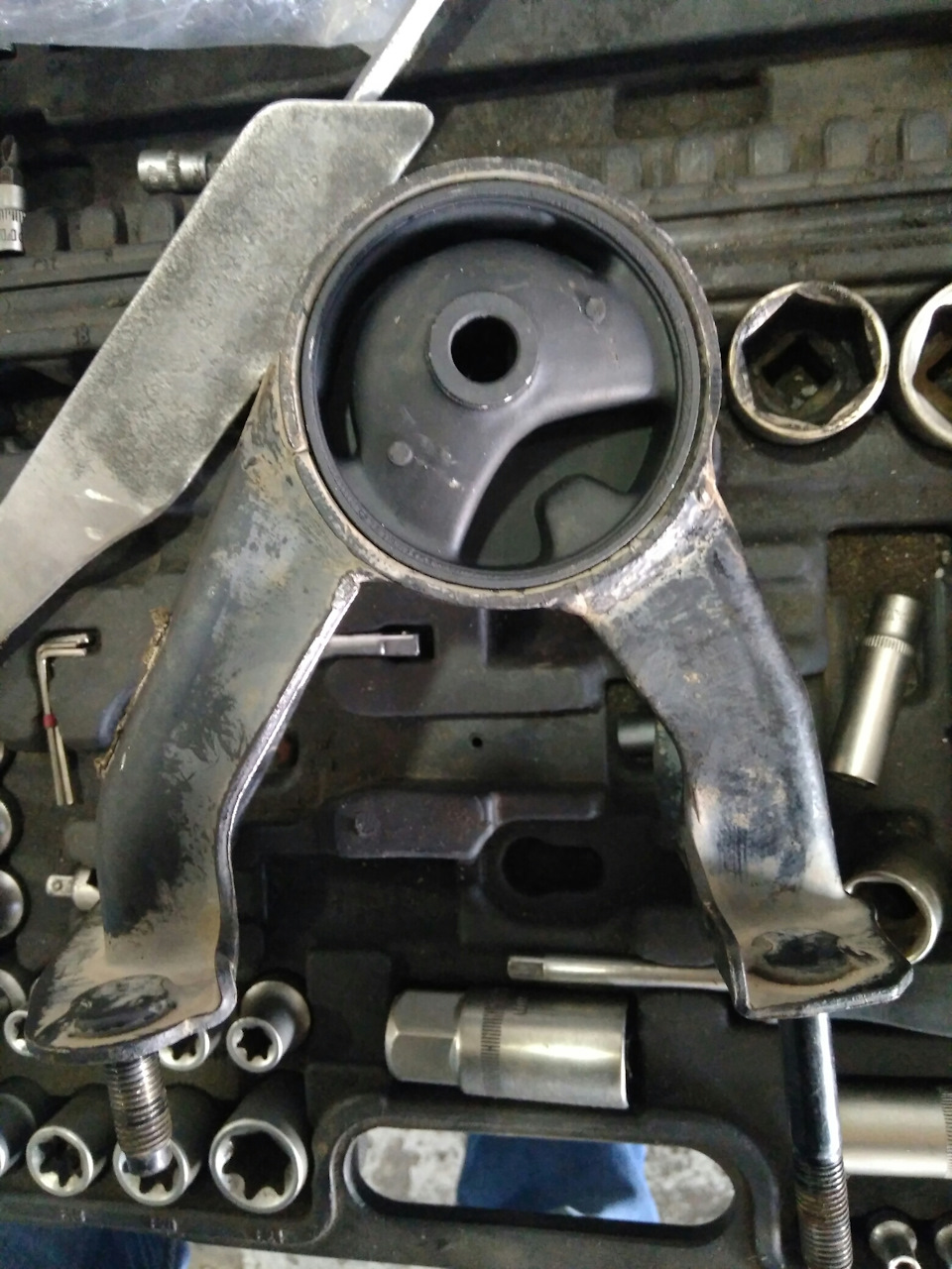 Замена подушек двигателя. Запись для хроники. — Geely Emgrand EC7 FE-1 ...