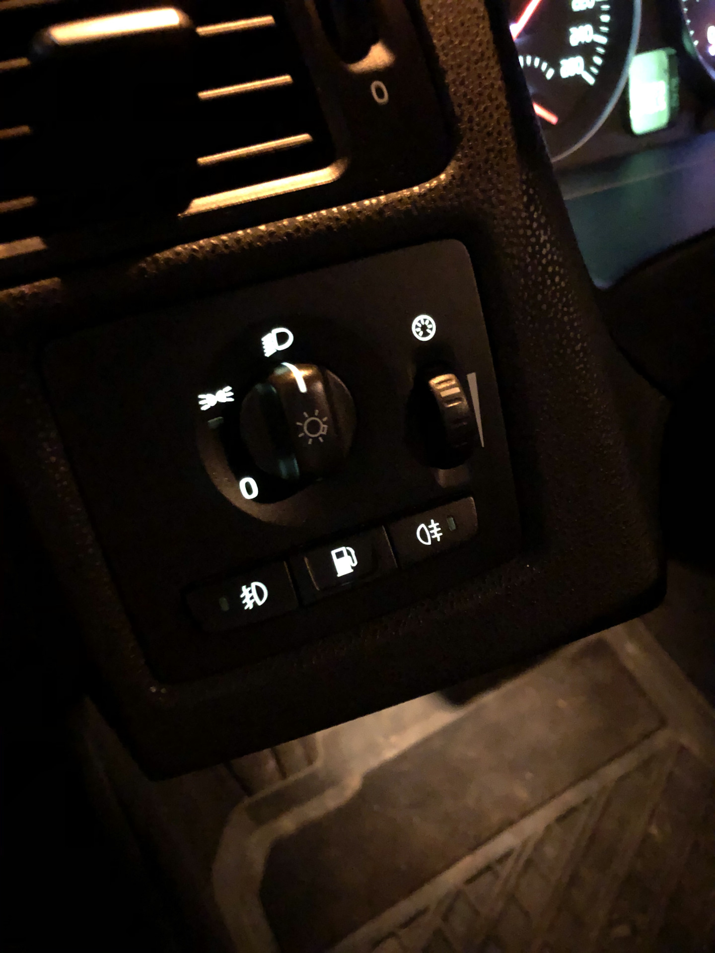 Замена лампочек в блок переключения света — Volvo C30, 2,4 л, 2007 года ...