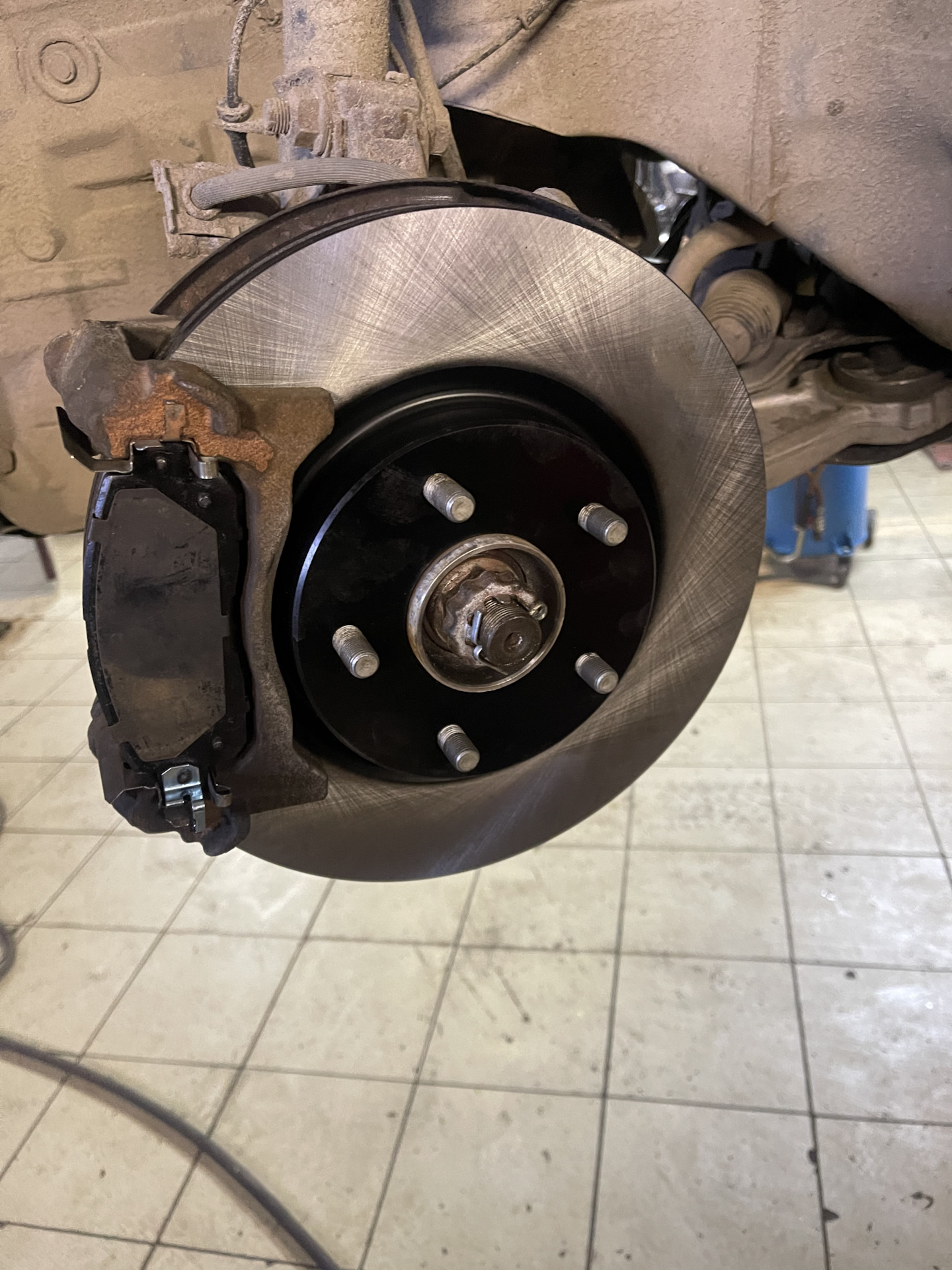 Замена тормозных дисков и колодок — Nissan Teana (L33), 2,5 л, 2014 ...