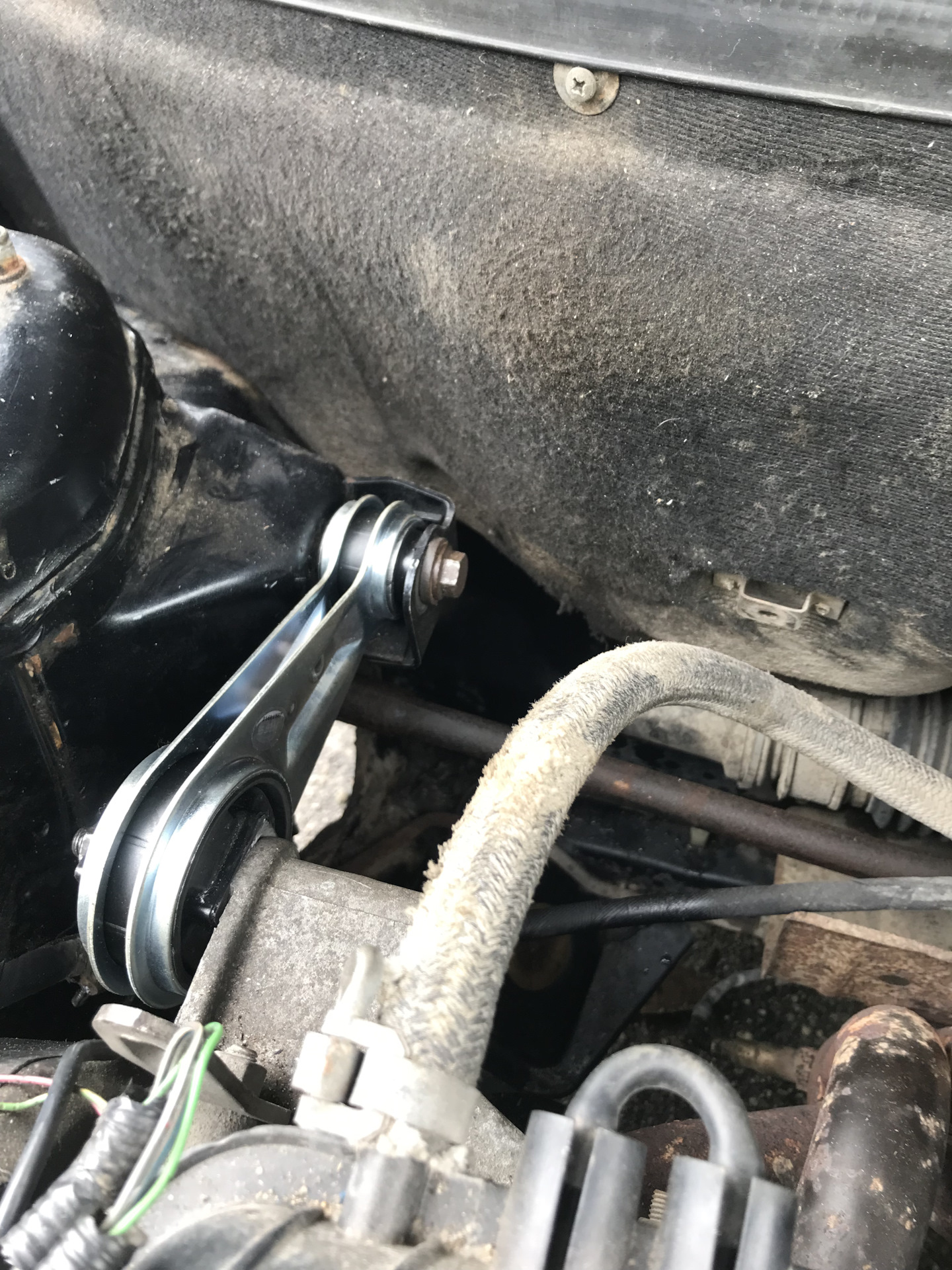Замена подушки двигателя — LADA Приора седан, 1,6 л., 2007 года ...