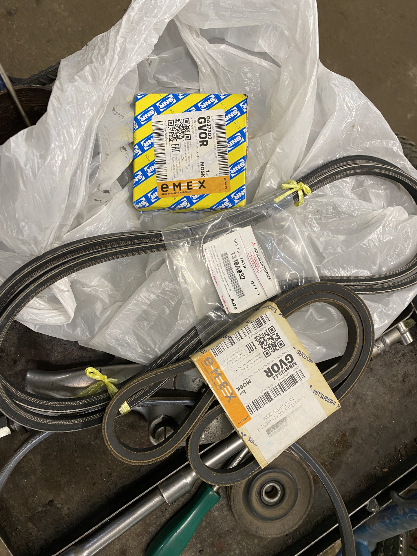 Замена хороших ремней на новые. — Mitsubishi Pajero (4G), 3,2 л, 2010 ...