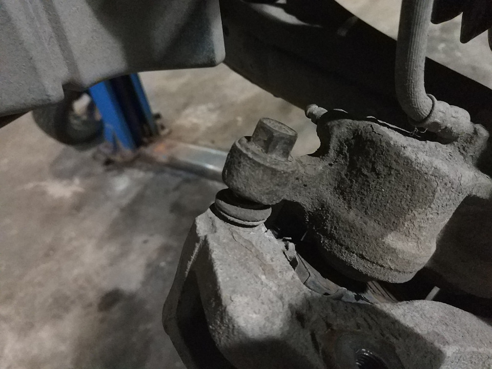 Труба бензопровода, подкрылки и антикор арок. — Toyota RAV4 (III), 2 л ...