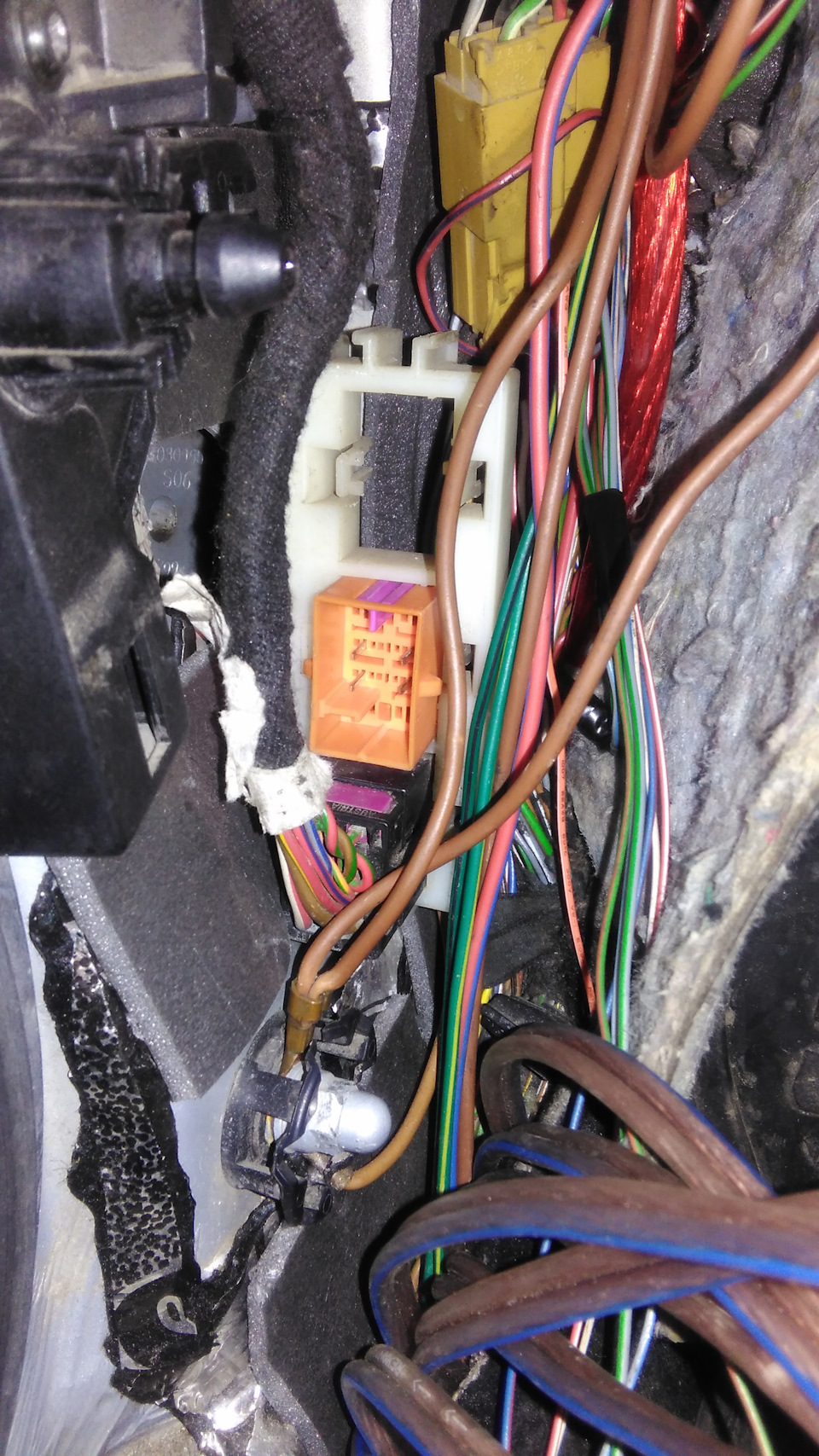 Помогите найти номера фишек для памяти сидений.(Вроде нашел ...