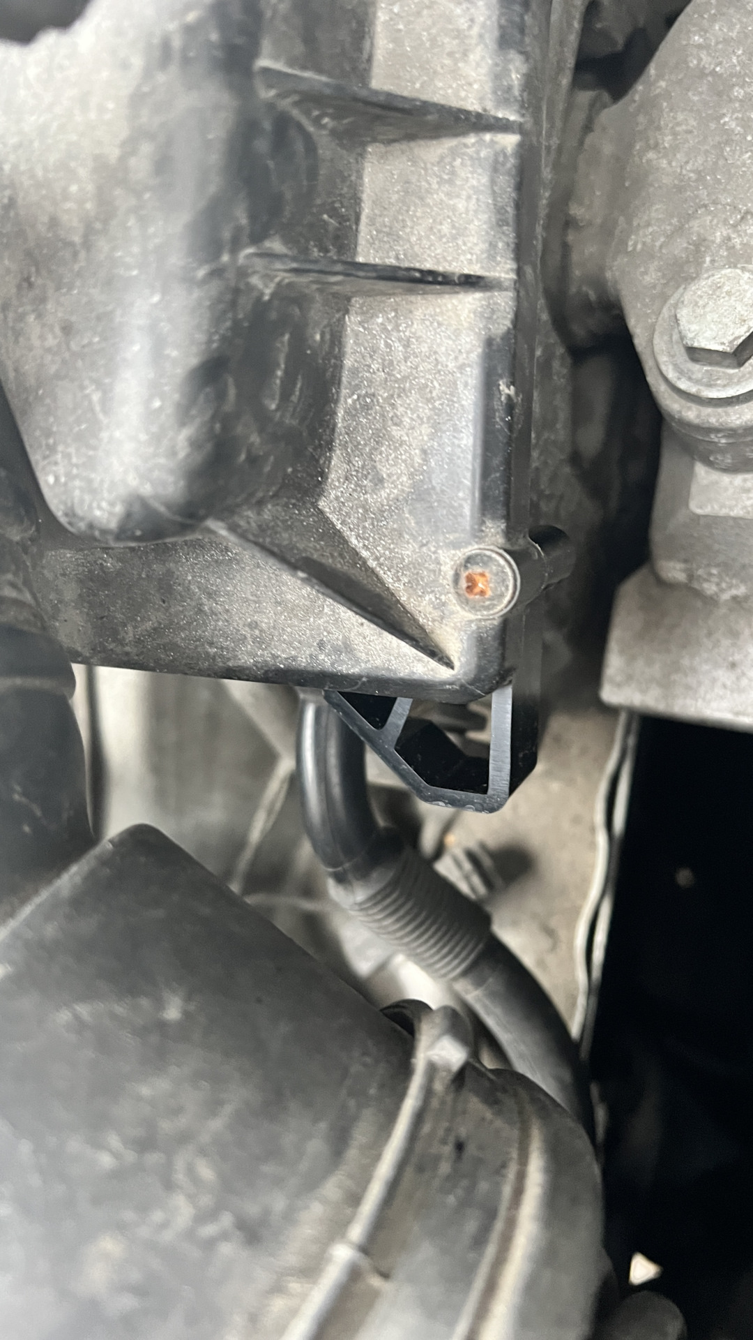 Замена нижней части корпуса фильтра — Opel Astra J GTC, 2 л, 2013 года ...