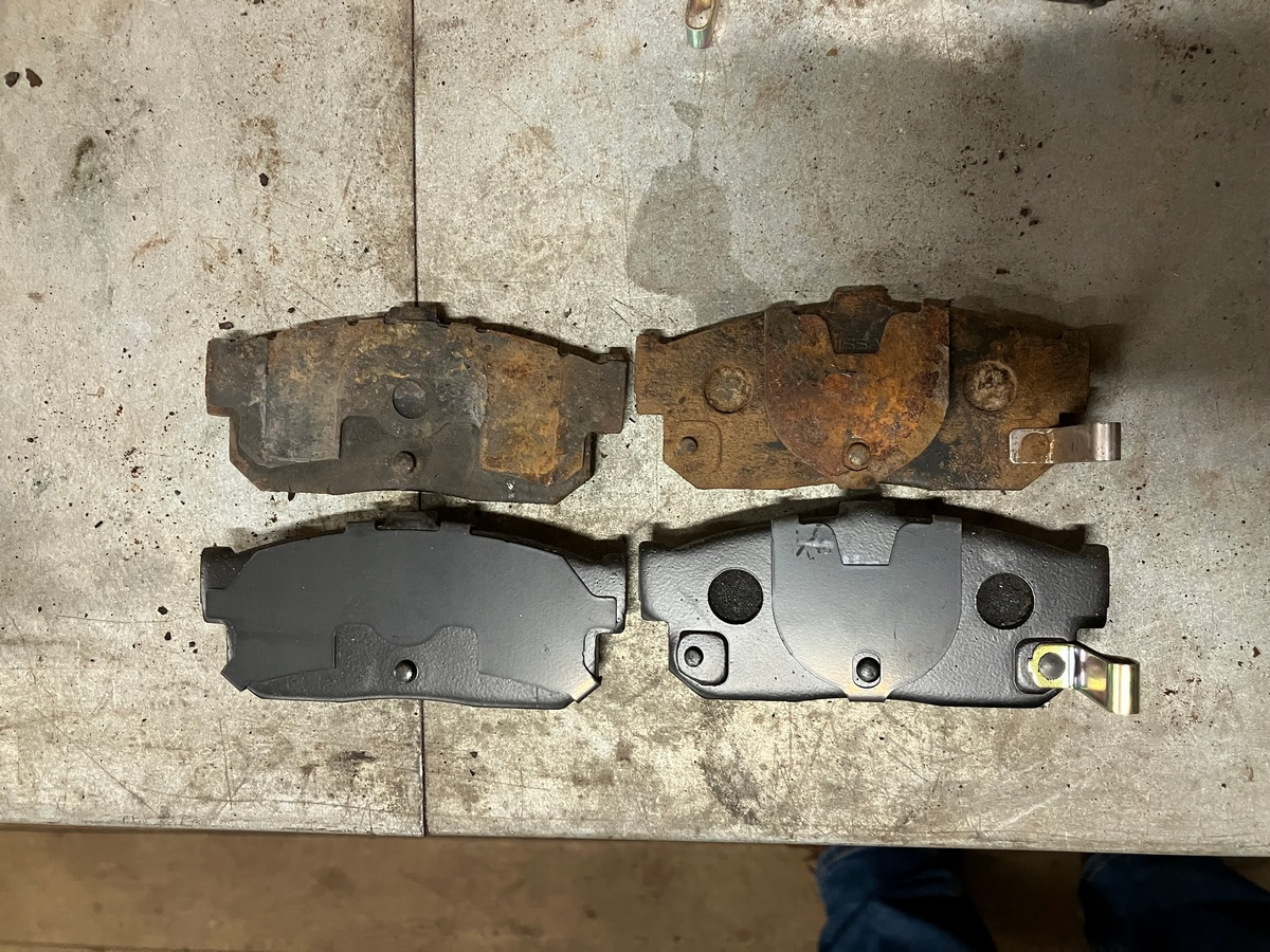 Замена задних колодок и тросов ручника с CAMINO (правый руль) — Nissan Primera (P11), 1,6 л ...