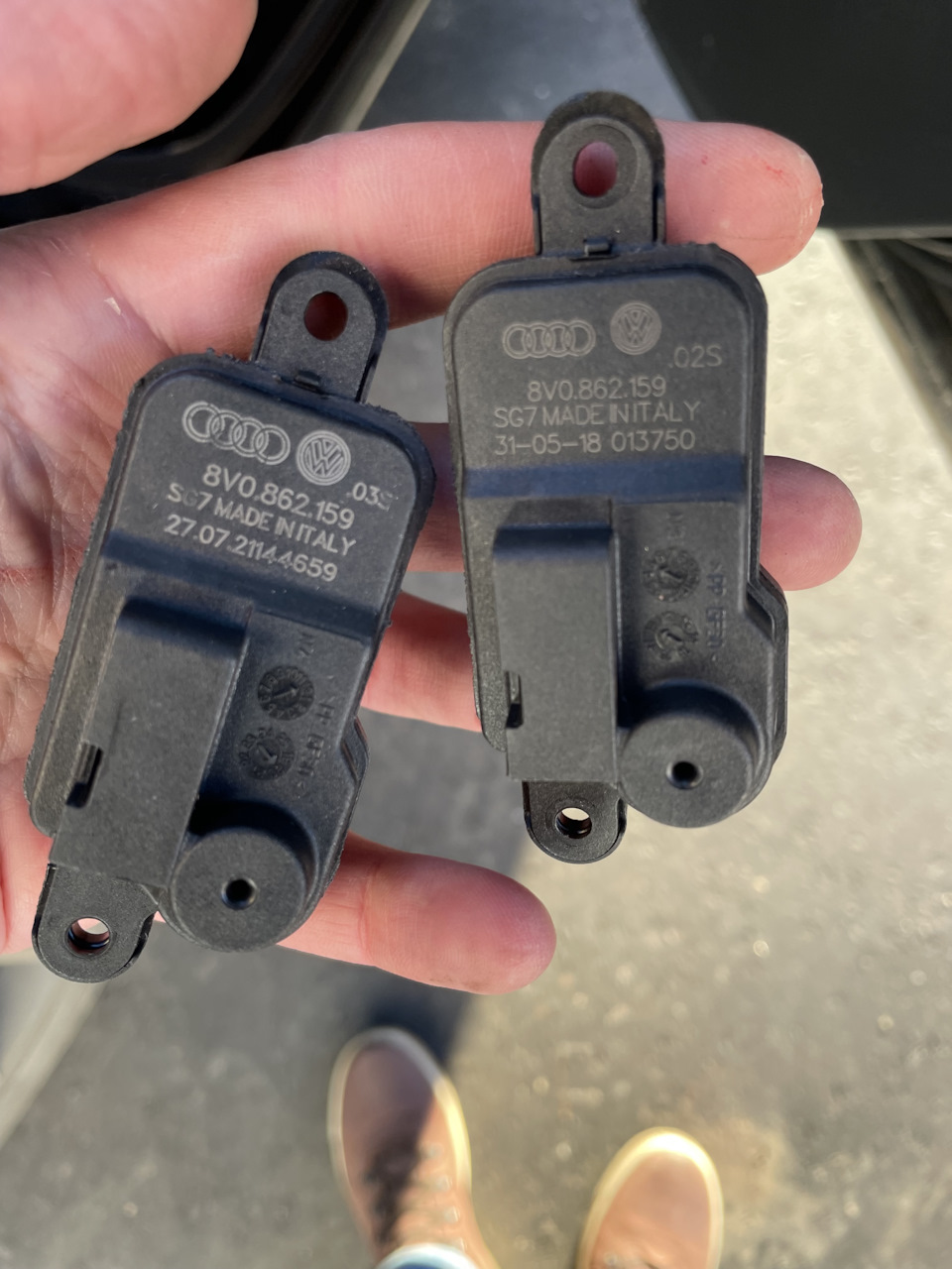 8V0862159 Лючок бензобака VAG | Запчасти на DRIVE2