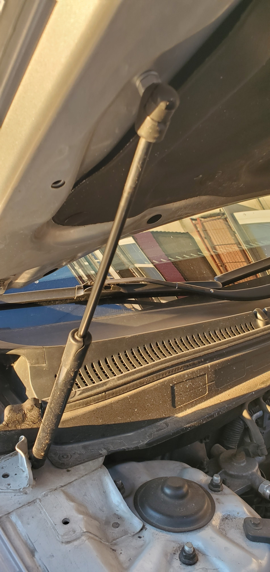 Замена амортизаторов капота — Hyundai Santa Fe (2G), 2,2 л, 2012 года ...