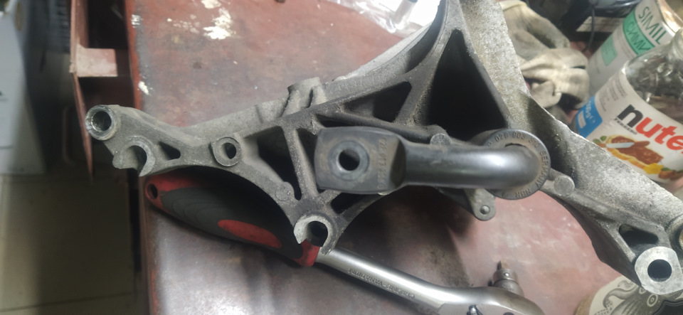 Замена выдвижной гильзы натяжителя ремня генератора. — Volkswagen Golf ...