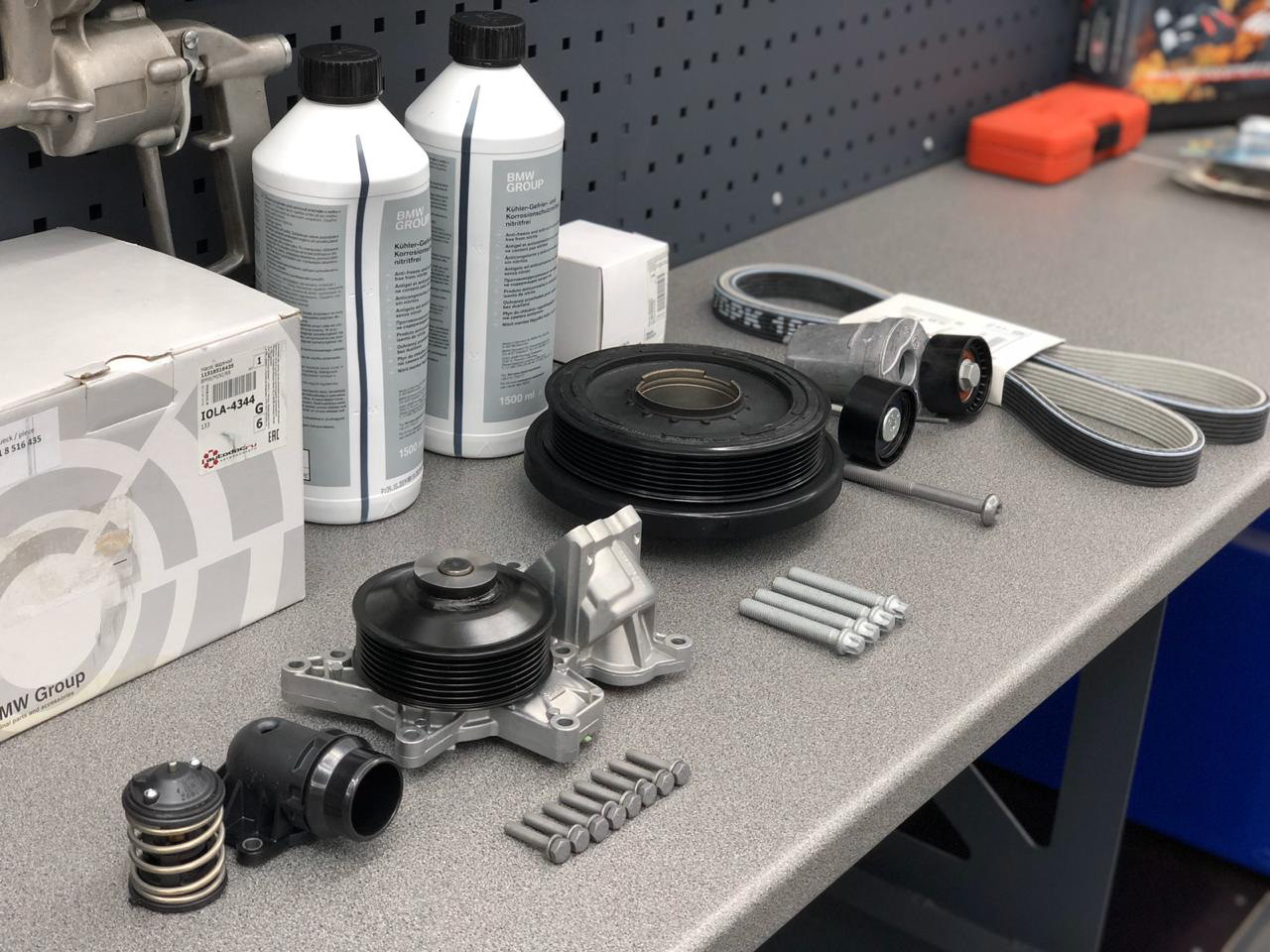 Замена помпы, термостата, шкива коленвала, роликов и ремня — BMW X5 ...