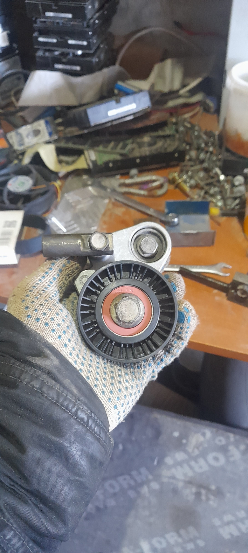 Кронштейн ремня гиниратора, и натяжительный ролик. — Lada Калина ...