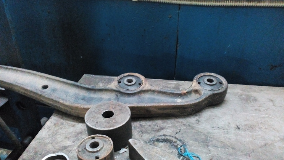 Замена сайлентблоков передних рычагов — Lexus LX (FJZ80), 4,5 л, 1998 ...