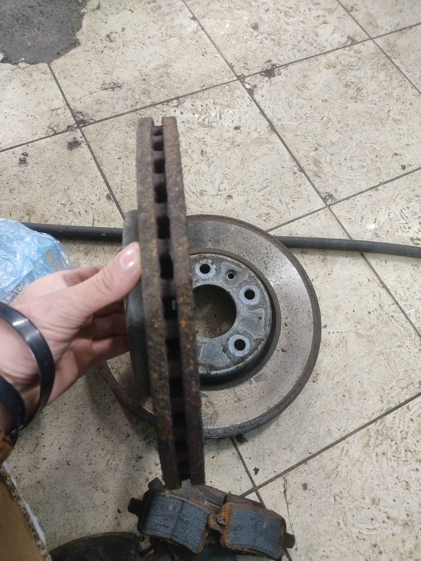 Замена дисков и колодок — Chevrolet Equinox (3G), 1,5 л, 2019 года ...