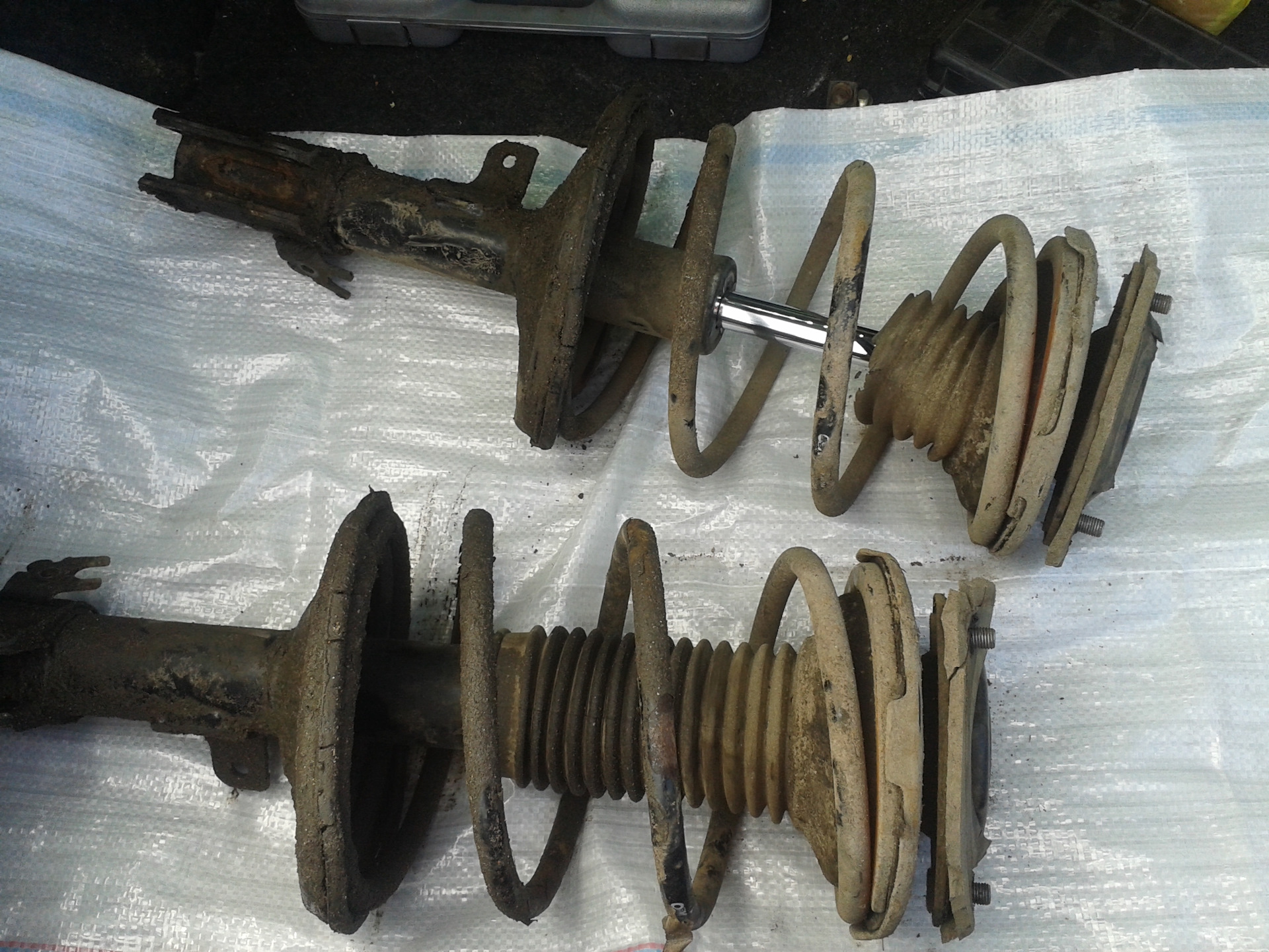 Замена стоек и крышки радиатора — Toyota Camry (V40), 1,8 л, 1995 года ...