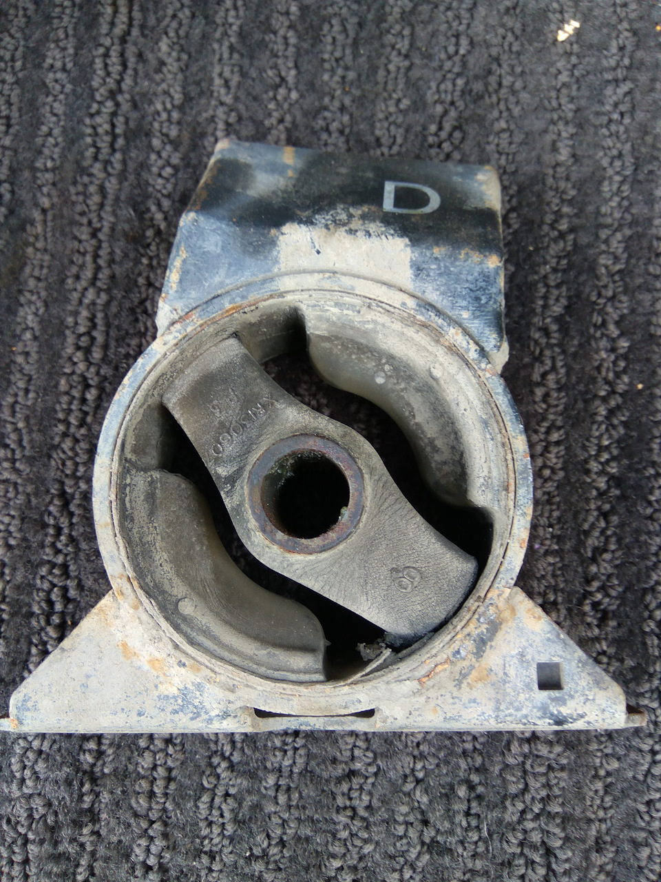 Замена передней подушки двигателя — Mitsubishi Carisma, 1,8 л, 2000 ...