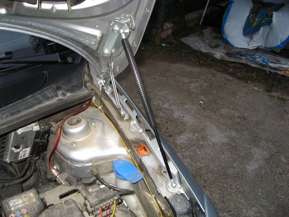 Амортизатор капота — Skoda Fabia Mk2, 1,4 л, 2008 года | аксессуары ...