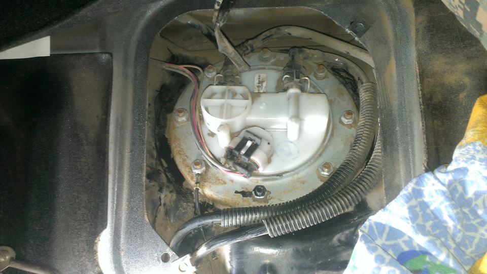 Замена сеточки бензонасоса — Lada Приора хэтчбек, 1,6 л, 2010 года ...