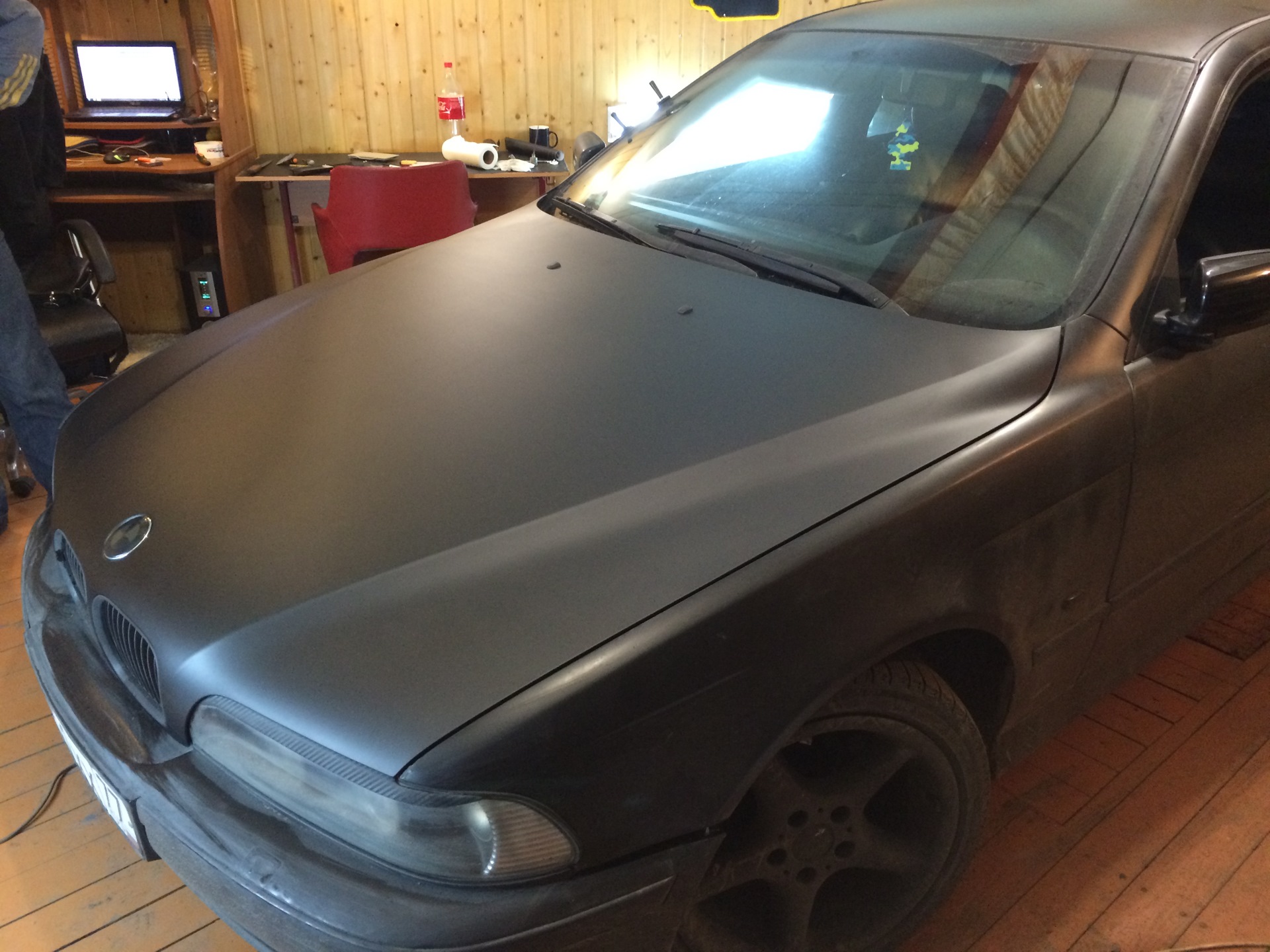 BMW e39 — капот в черный мат — KAPAuto на DRIVE2