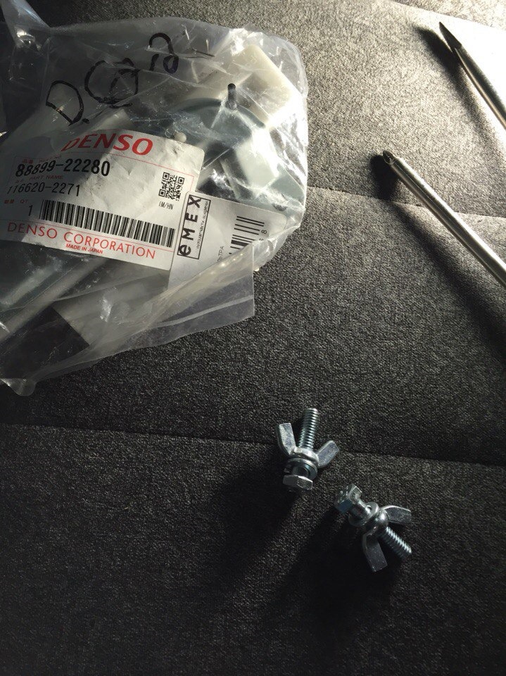 Быстро-сьемный кронштейн салонного фильтра. — Toyota Mark II (100), 2 л ...