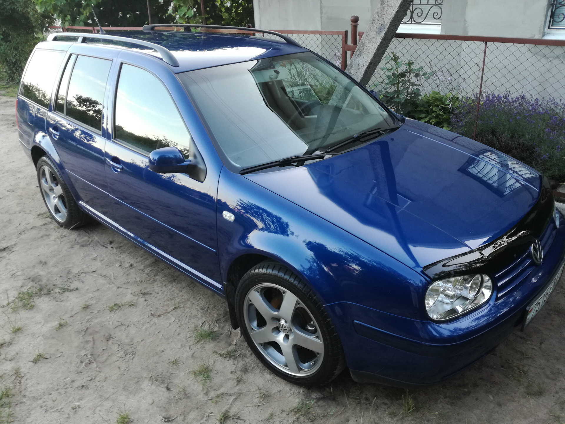 Покрасил молдинги — Volkswagen Golf Variant (Mk4), 1,9 л, 2002 года | фотография | DRIVE2