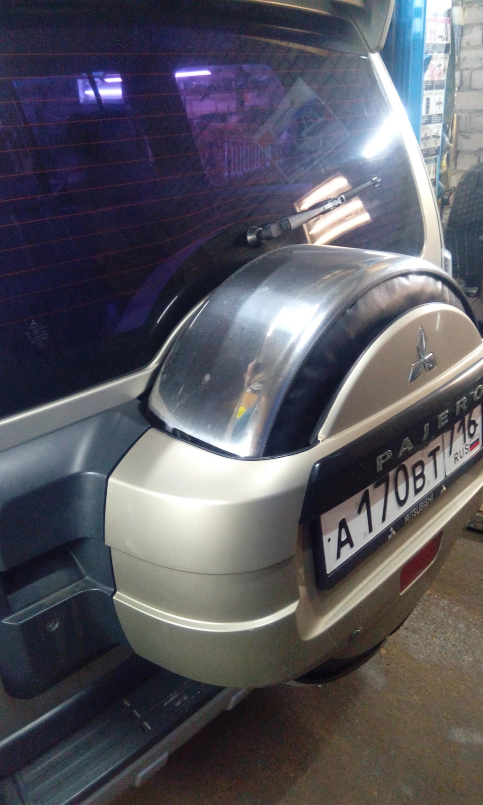 Чехол запаски — Mitsubishi Pajero (4G), 3 л, 2008 года | стайлинг | DRIVE2