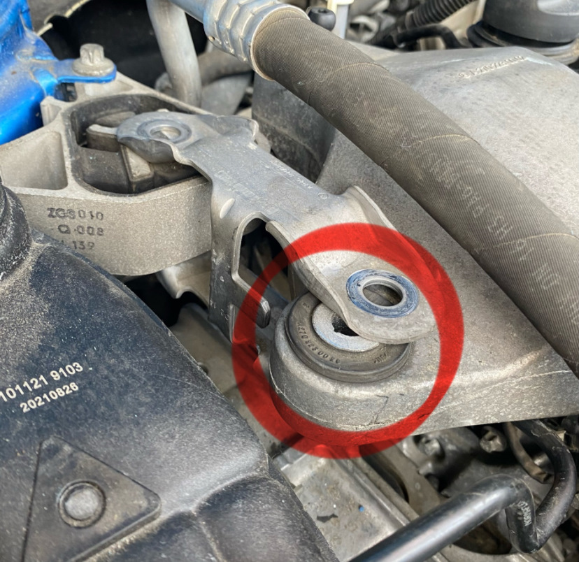 Замена топливного шланга и сайлентблока кронштейна двс — Mercedes-Benz ...