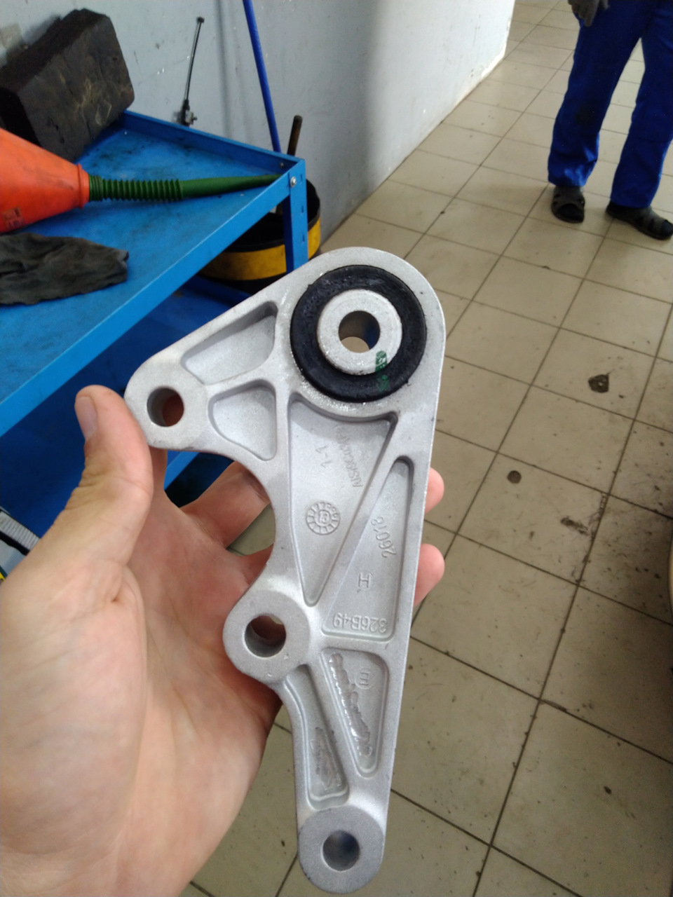 Замена приводных валов, масла АКПП, сальника левого привода и опоры ДВС ...