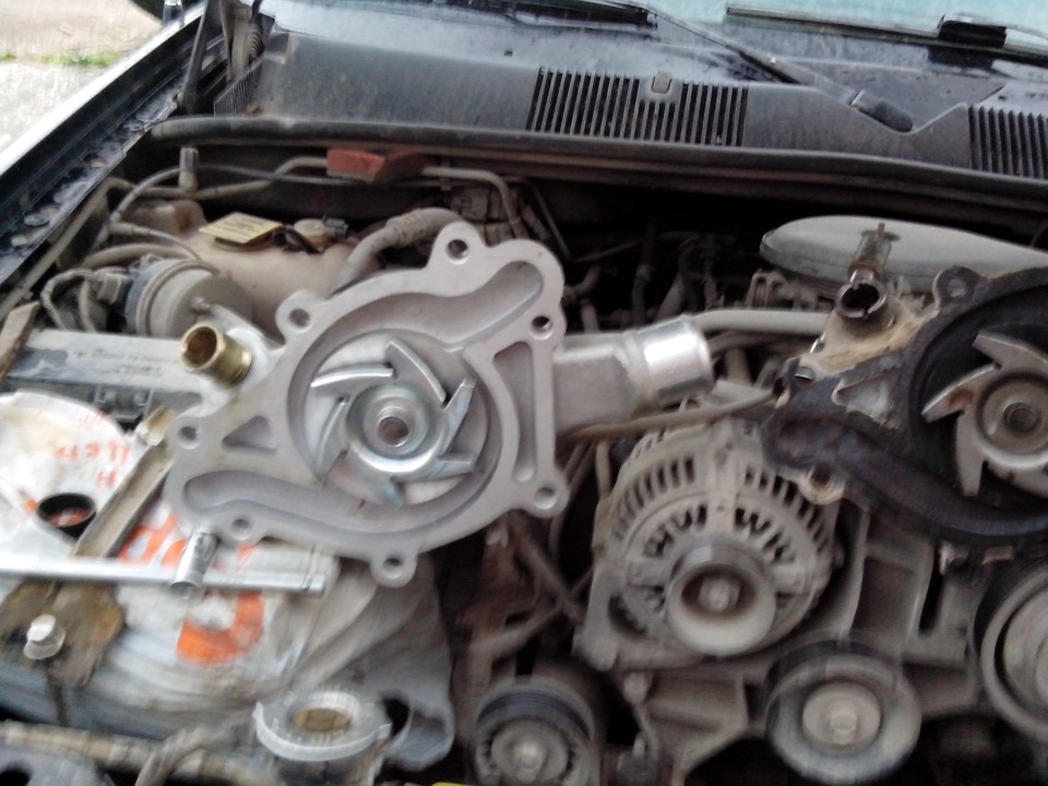 Дошло дело и до помпы… — Jeep Grand Cherokee (ZJ), 5,2 л, 1996 года ...