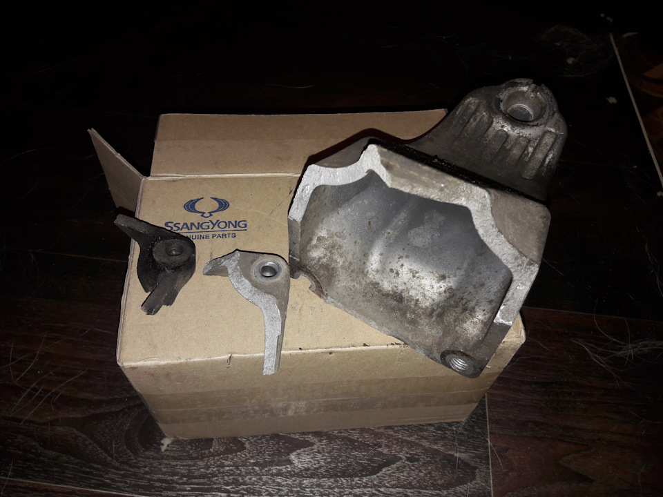 Замена левого кронштейна двигателя и подушек двигателя. — SsangYong ...