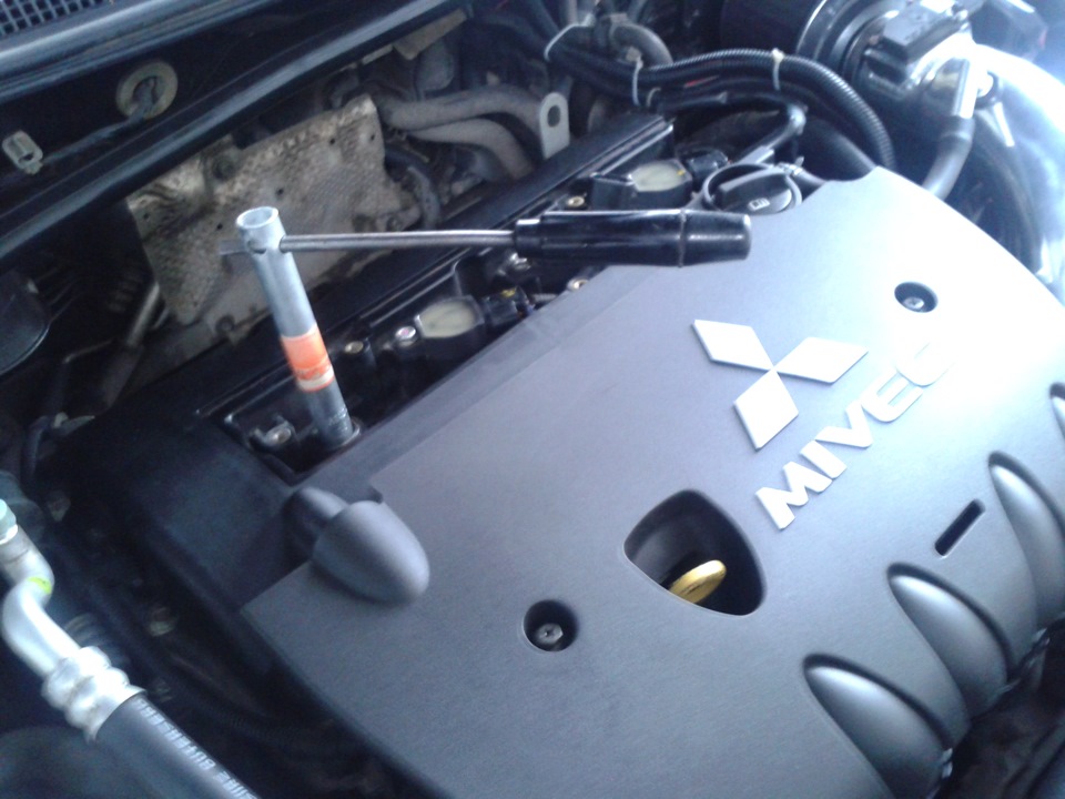 Проверка и замена свечей зажигания — Mitsubishi Lancer X, 2 л, 2009 ...