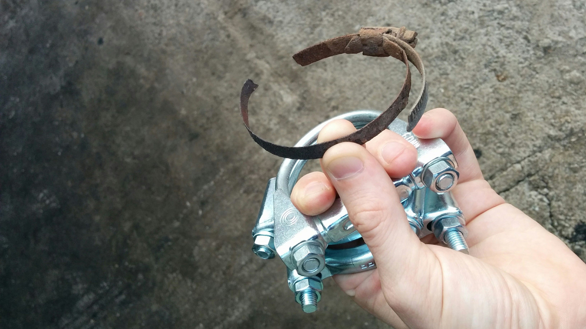 Хомуты на теплозащите глушителя — Lexus RX (2G), 3 л, 2003 года ...