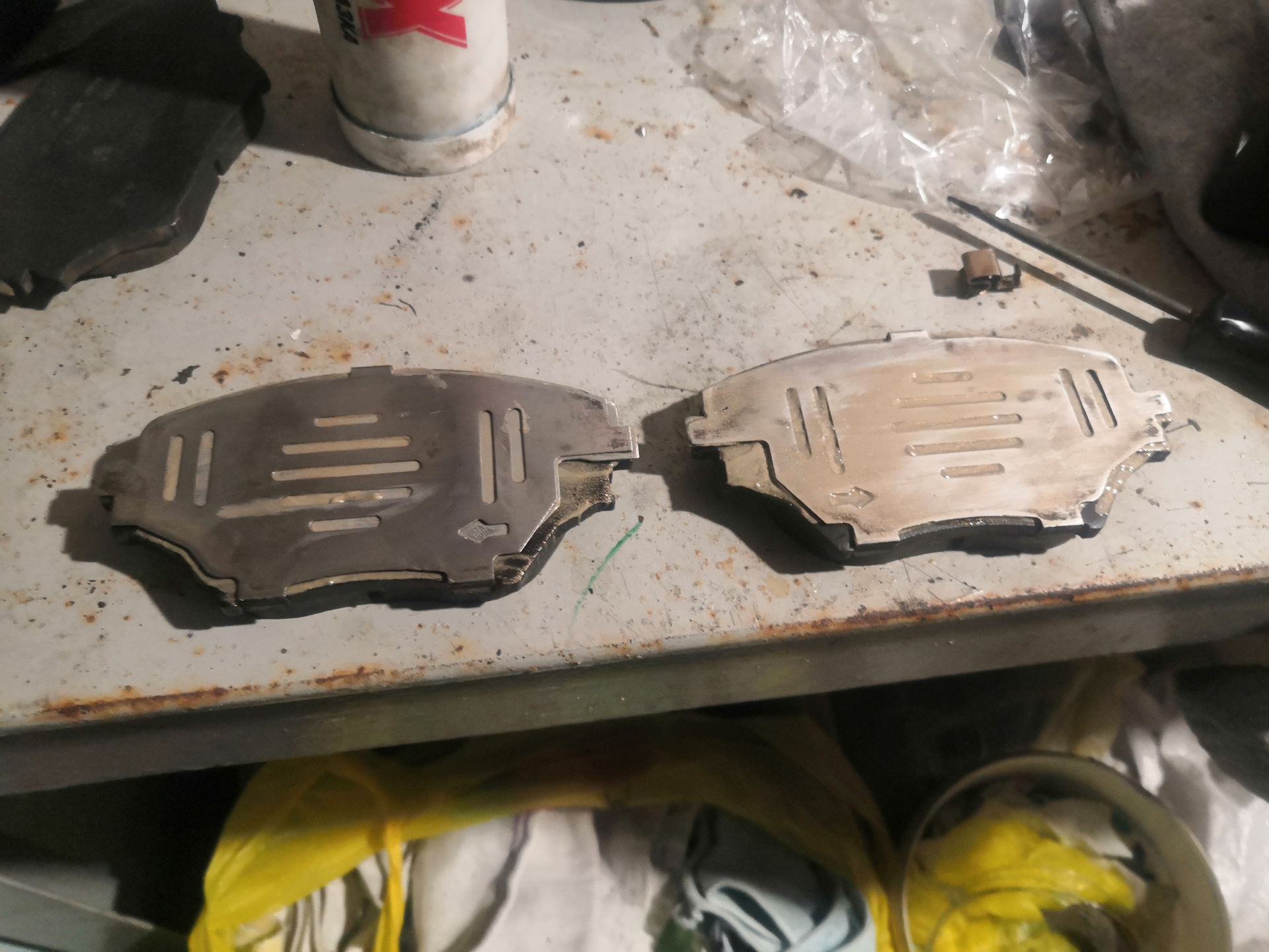 Обслуживание передних и задних суппортов — Toyota RAV4 (II), 1,8 л, 2003 года | своими руками ...