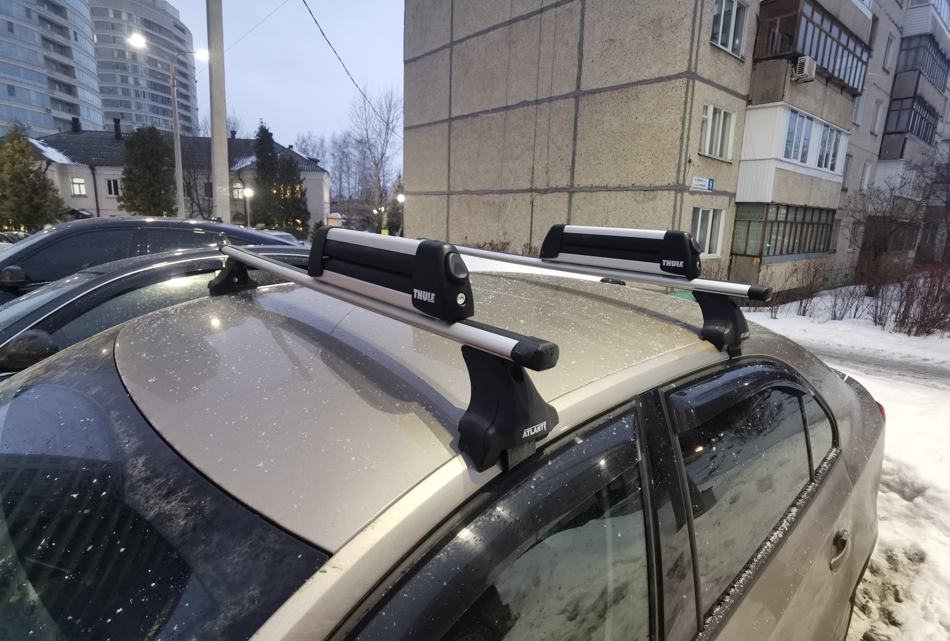 Багажник на крышу Atlant, крепление борда Thule 740 — Skoda Rapid (2G ...